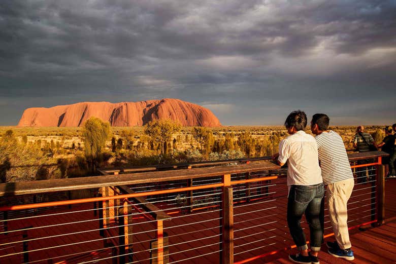 Parc National Uluru-Kata Tjuta au lever du soleil depuis Yulara