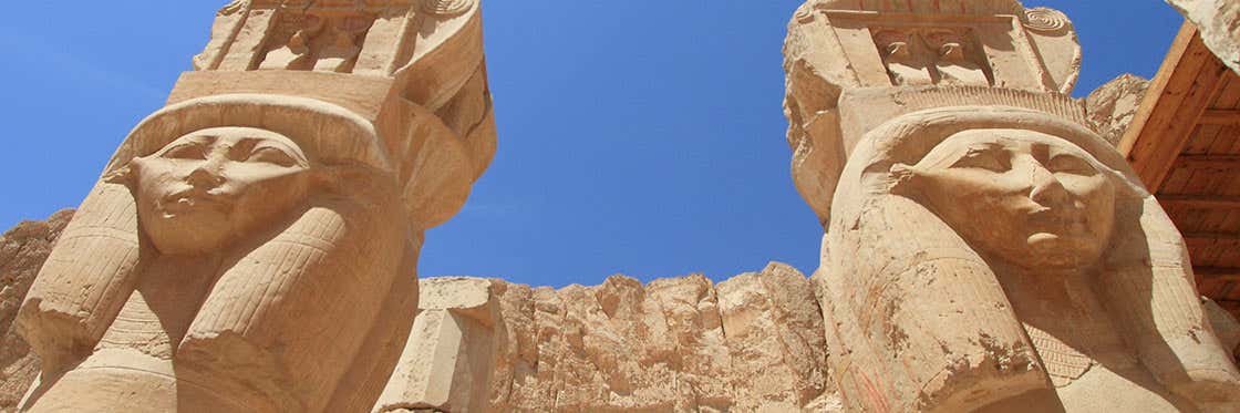 Valle de las Reinas - Necropólis de las mujeres del nuevo Egipto Valle de las Reinas - Necropólis de las mujeres del nuevo Egipto