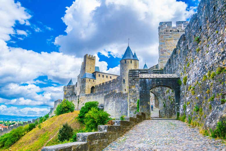Entrada al castillo y murallas de Carcasona sin colas