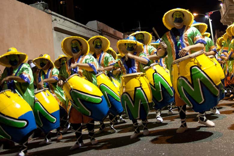Desfile de llamadas ¡Carnaval en Montevideo! - Civitatis.com